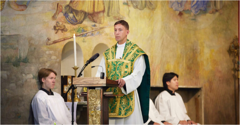 Katolsk präst: ”Kvinnan ska underordna sig mannen” | Dagens Arena